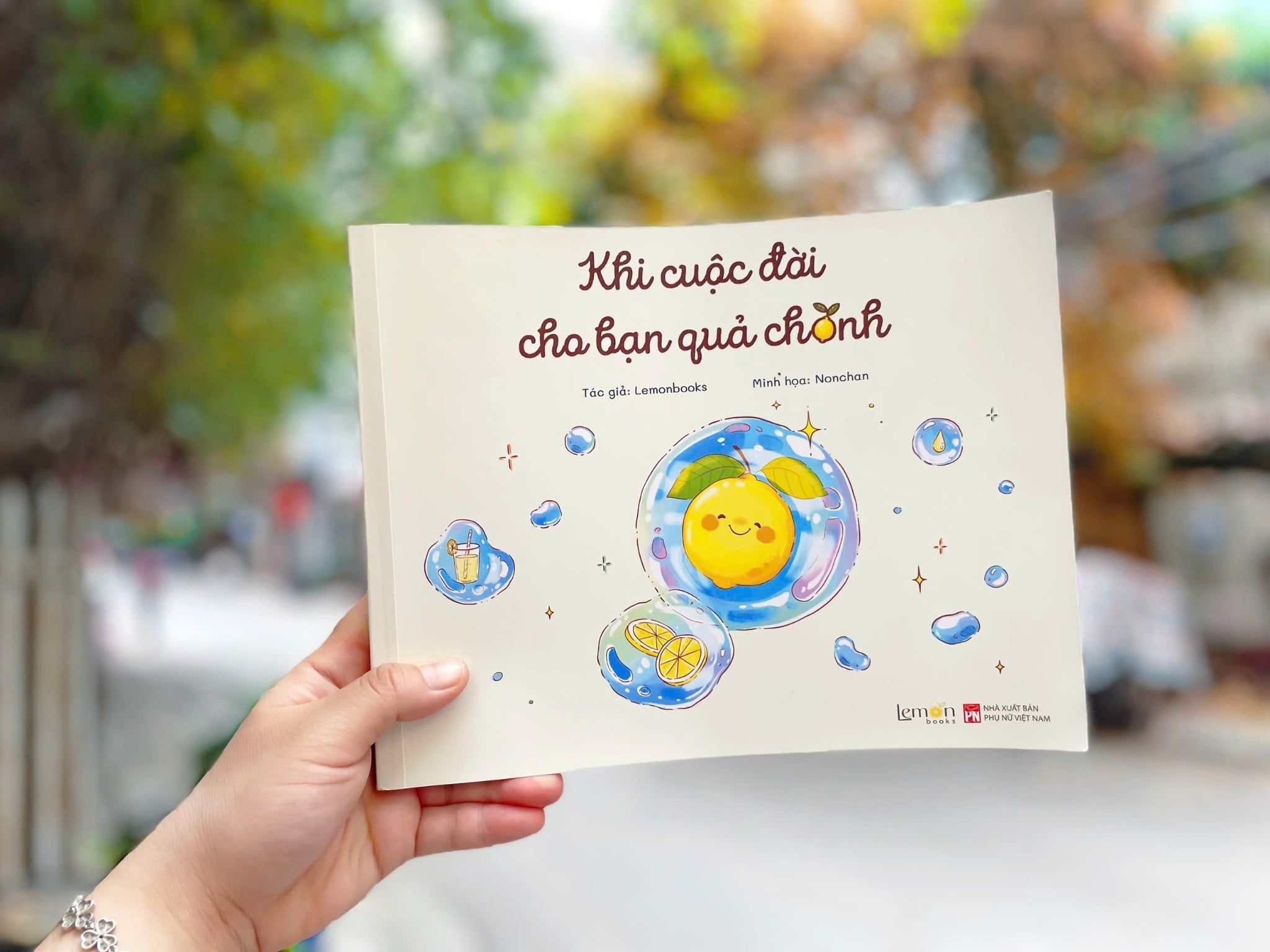Sách Khi Cuộc Đời Cho Bạn Quả Chanh - Tặng Kèm Sticker - FAHASA.COM